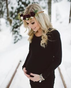 The Prettiest Winter Maternity Photoshoot Ideas - Tulamama