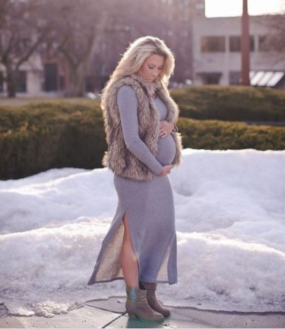 The Prettiest Winter Maternity Photoshoot Ideas - Tulamama