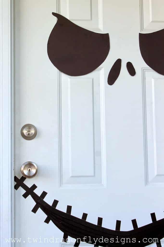 Fun and Easy Halloween Door Decorations You Can Totally DIY! - Tulamama