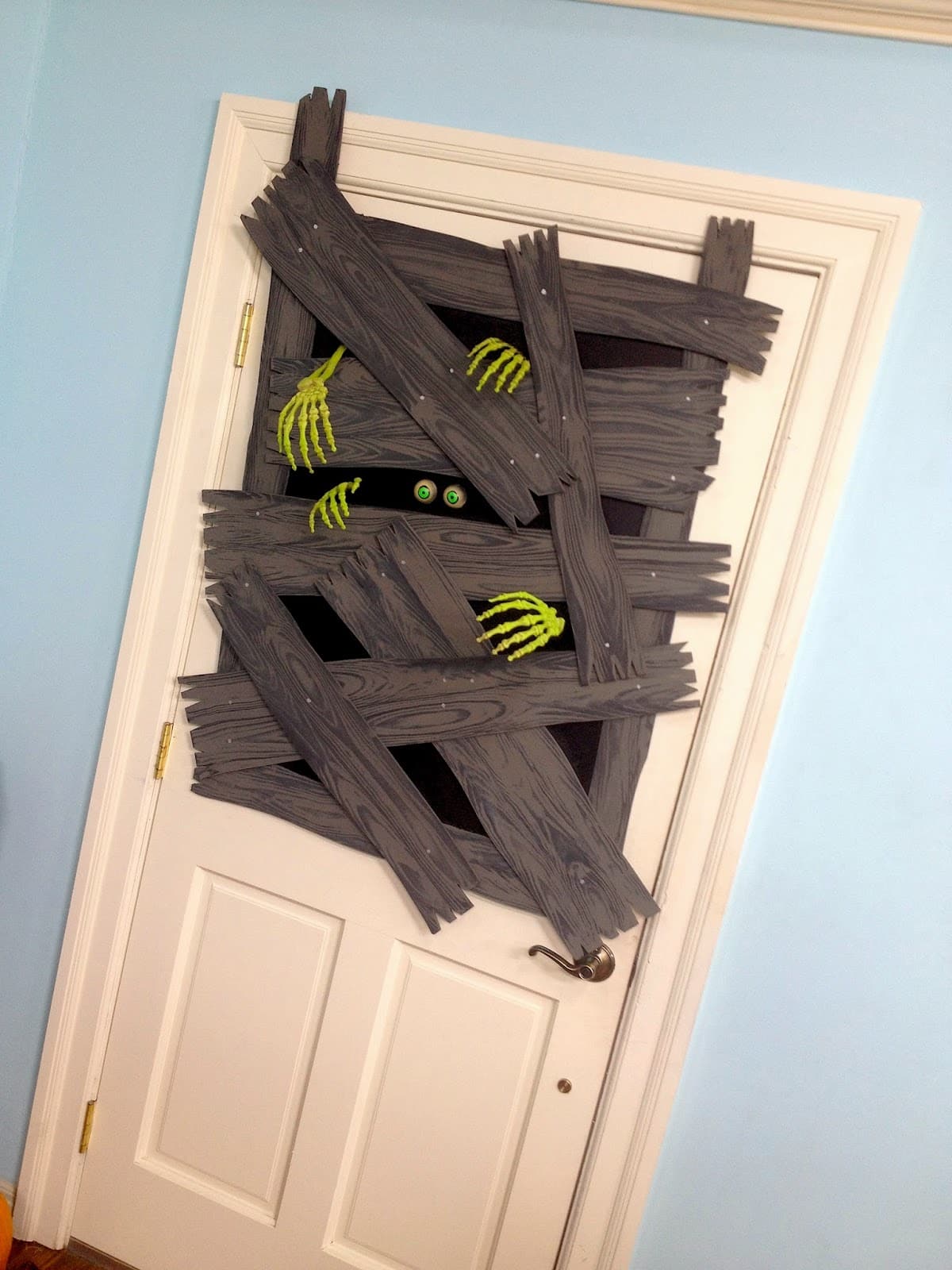 Fun and Easy Halloween Door Decorations You Can Totally DIY! - Tulamama